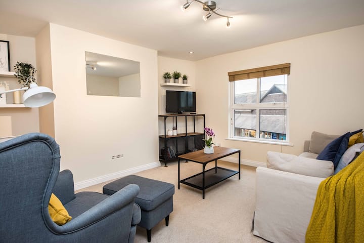 Top Floor Flat In Heart Of Lymington With Parking - 利明通