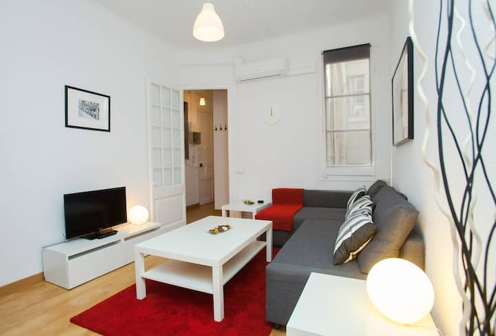 Apartment Overlooking Sagrada Familia With A/c And Wifi - Barcelona