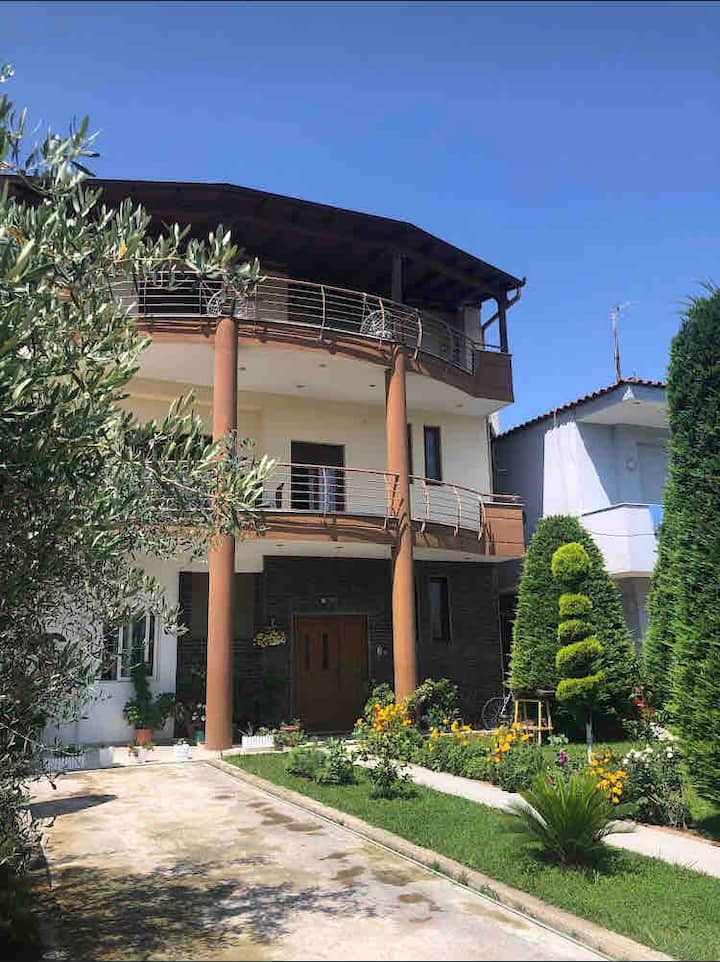 ★ Stunning Mountain View ★ | Balcony + Parking - Rinas