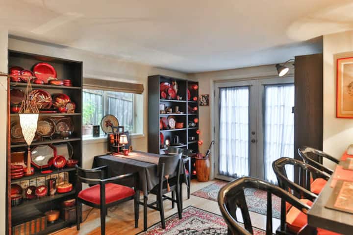 Eastern Exposure, Walk Uw, Self Check-in - Seattle, WA