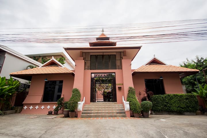 10 Kamers Pratamnak Villa Dichtbij Lopen - Pattaya