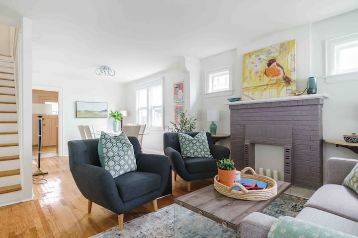 Oasis In The Beaches | Comfy 3br W. Parking - Toronto