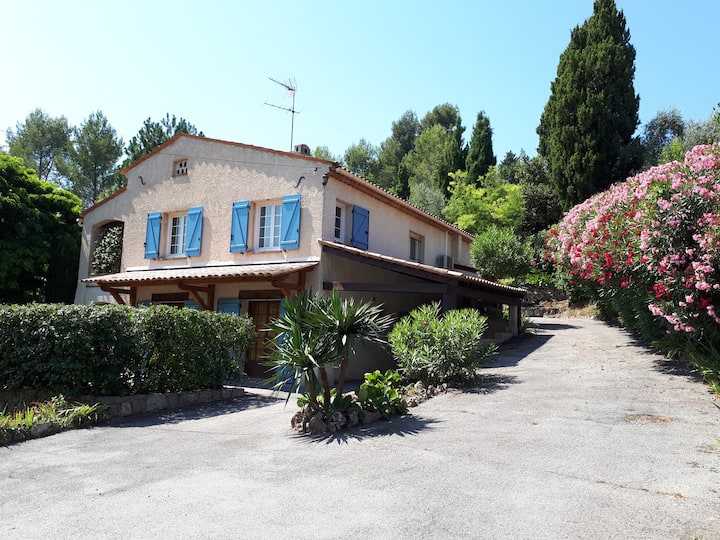 Rez De Jardin D'une Villa à Grasse. - Grasse