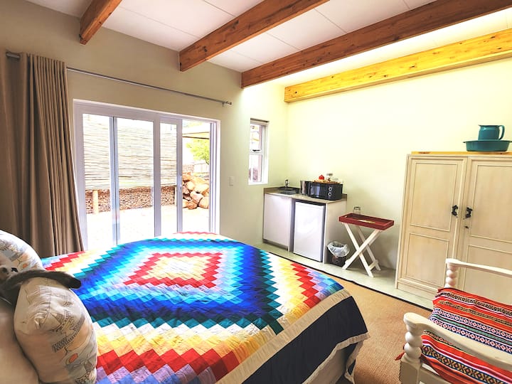 Adorable Pvt 1-bedroom Place With Kitchenette - Somerset West