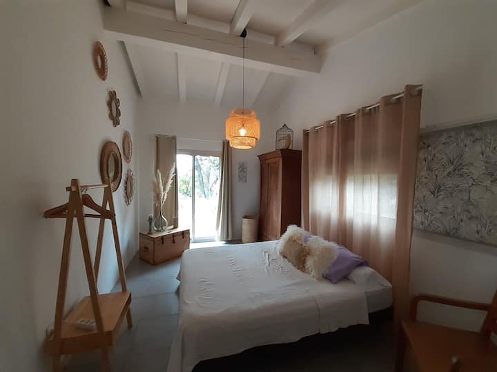 Chambre Sur Jardin Face à La Baie De Calvi. - Calvi