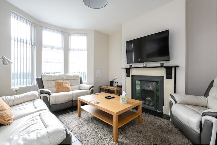 *Entire* 5 Bedroom House Near Football Sleeps 8 - Liverpool, UK