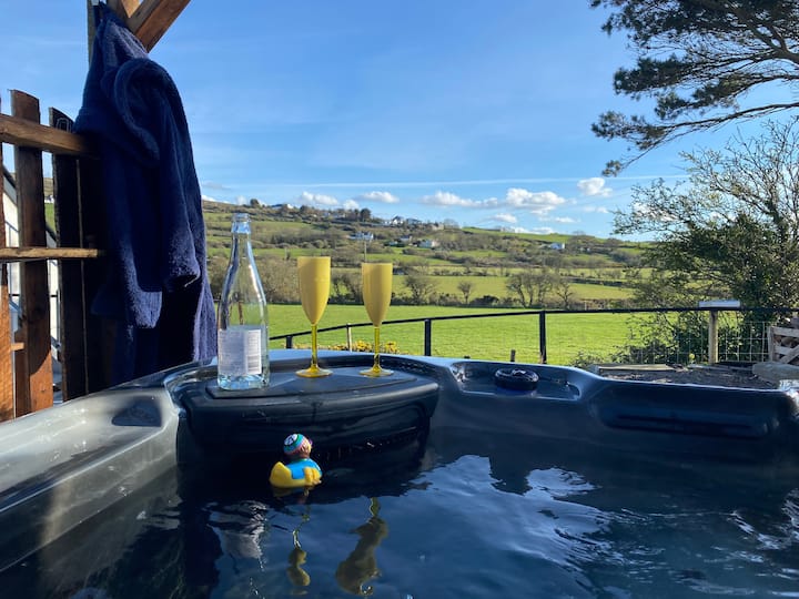 Modern Loft Apartment With Hot Tub - Anglesey