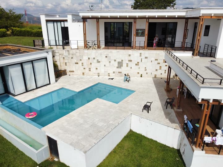 Casa De Huéspedes Completa En Condominio - San Gil, Colombia