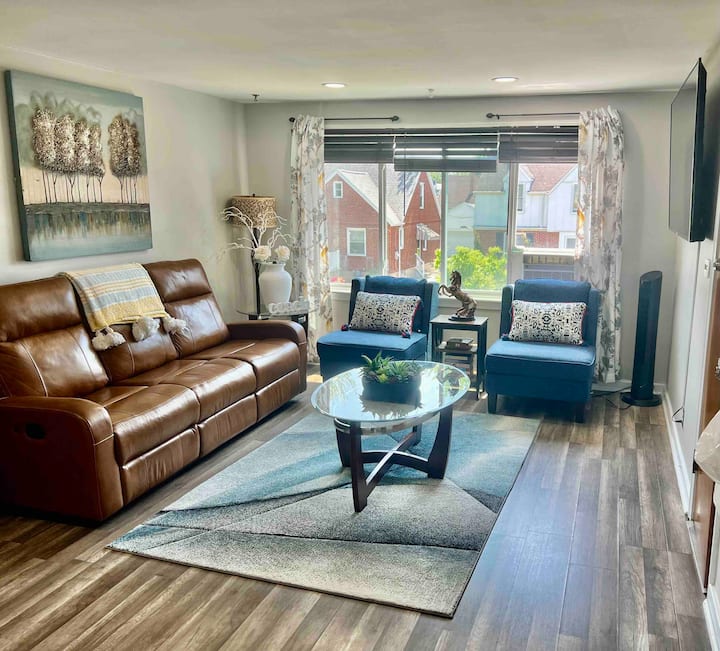 Charming, Fully Decorated, King Bed, Pets W/ Fee - Buffalo, NY