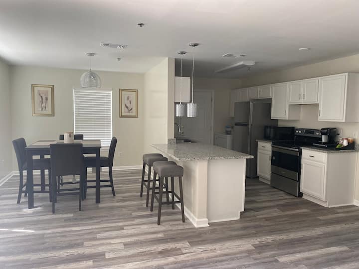 Stylish & Spacious 4bd/4ba - Entire Floor - Tallahassee, FL