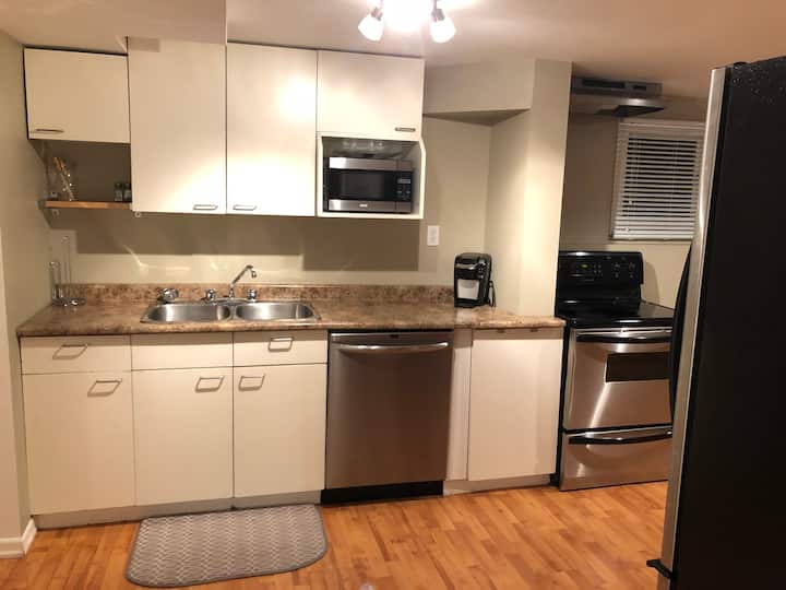 Bright Suite In Richmond Jet Tub / Sauna / 5min Dt - Calgary