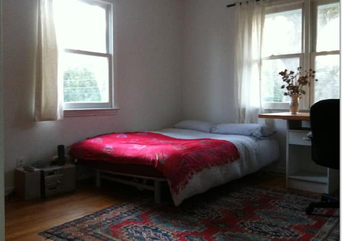Private Beautiful Two-window Room - Princeton, NJ