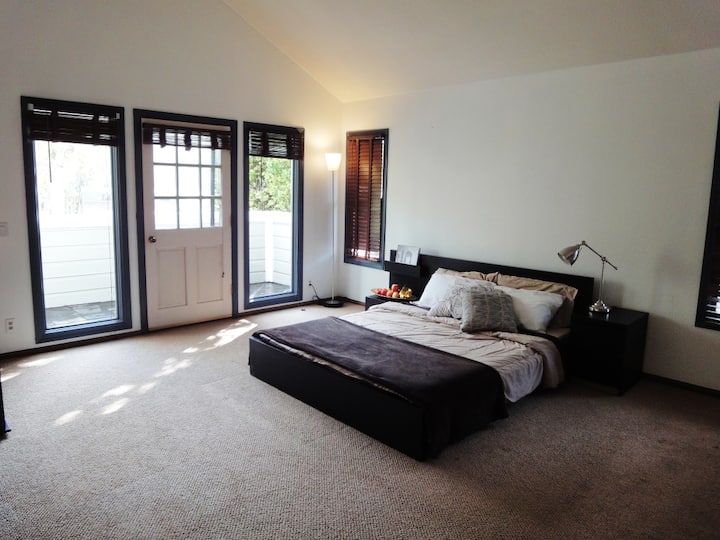 Forest Living With Private Kitchen And Patio - Lake Forest, CA