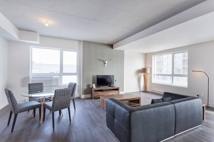 Urban 2br Escape In-suite Laundry And Terrace - Laval, Quebec, Canadà