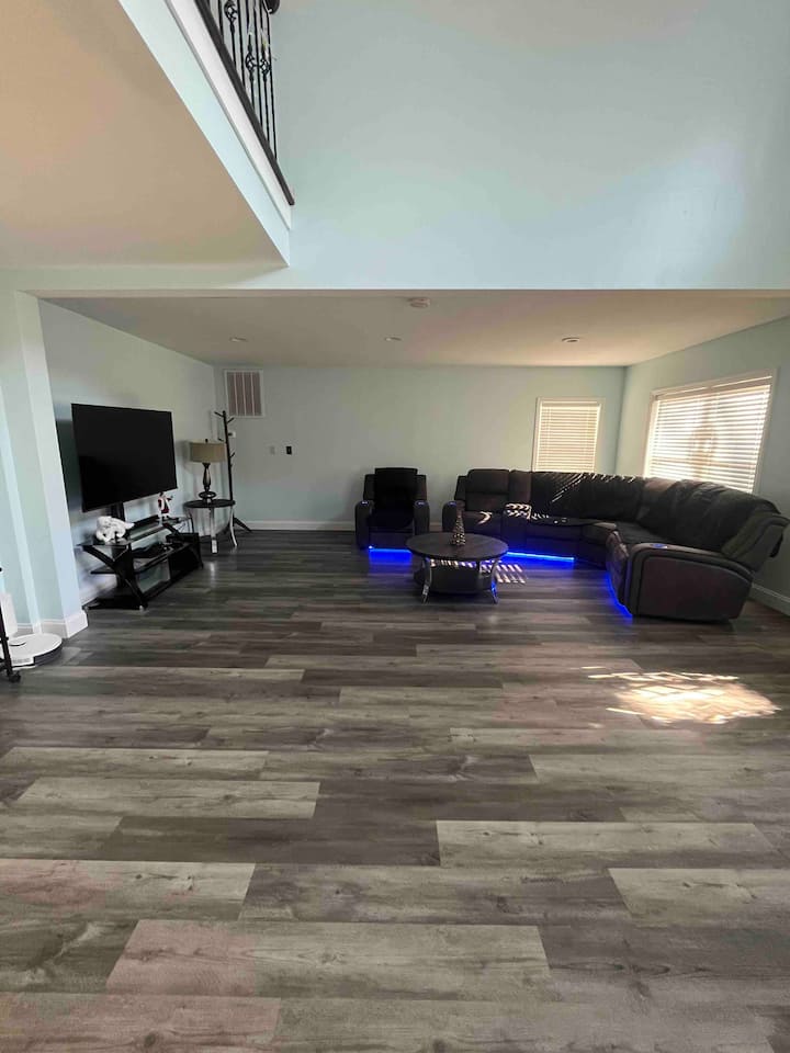 Large 5-bedroom Home Near Downtown Dalton - Dalton, GA