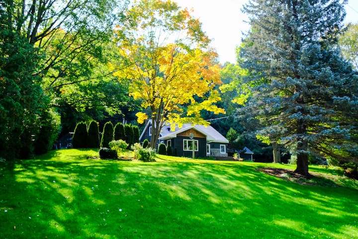 Cottage On 5 Private Acres, Heated Pool & Hot Tub - Meaford