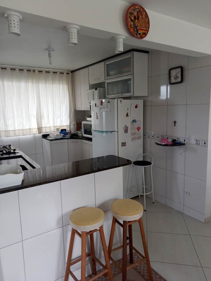 Lar Confortável Com Móveis E Estacionamento - Curitiba