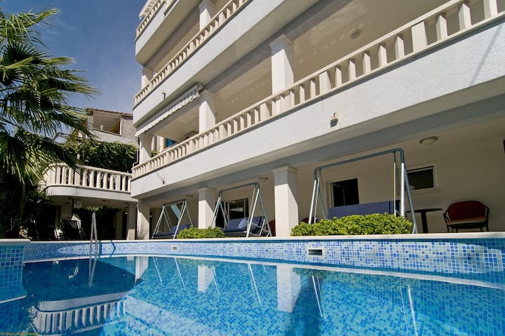 Yellow Apartment - Omiš