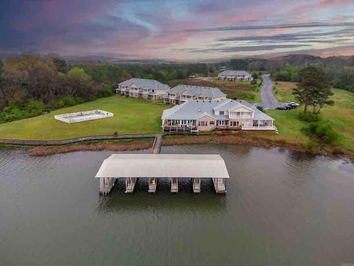 Spacious 4-bedroom- Right On The Lake - P2 - Lake Hamilton, AR
