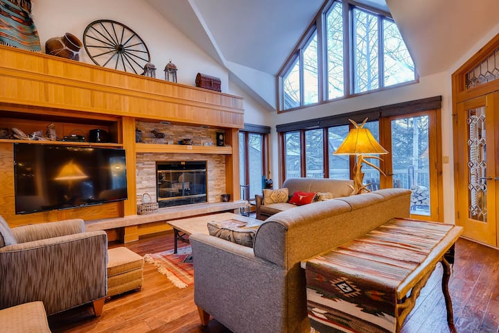 2 Bedroom Condo With Gas Fireplace + Hot Tub! - Keystone, CO