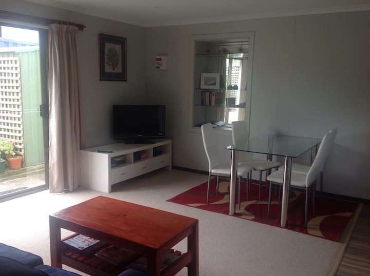 April Villa .... Short Stroll To The Beach & Bluff - Devonport
