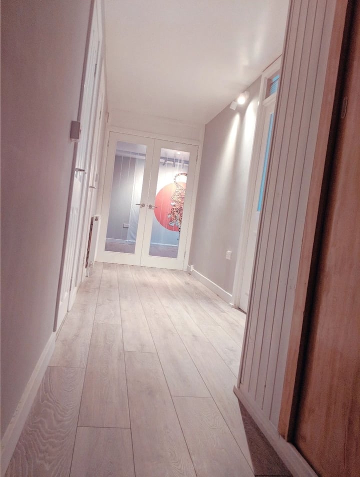 2- Bedroom Apartment
In Glasgows West End - グラスゴー