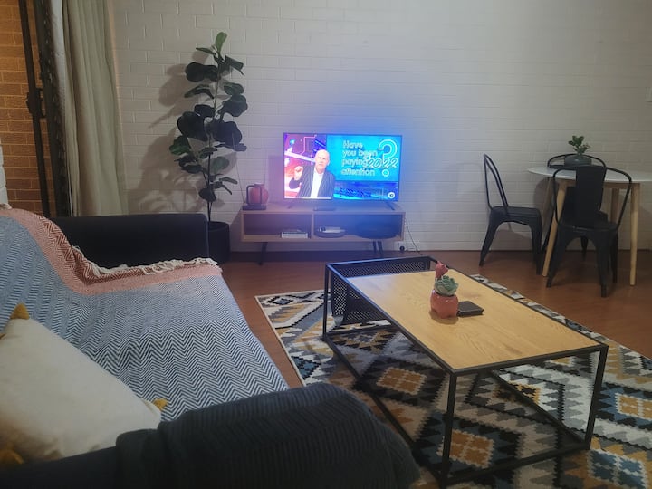 Lovely 1 X 1 Apartment First Ave W Large Courtyard - 잉글우드
