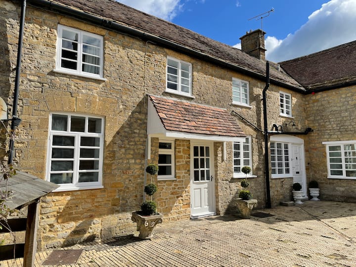 Large Character Cottage In Somerset Town & Country - Crewkerne