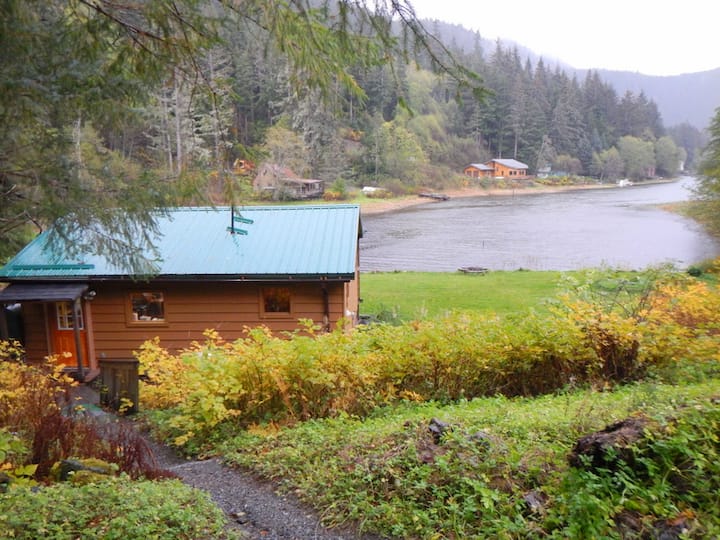 Cohen Cabin Waterfront Retreat - Juneau, AK