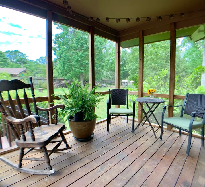 Peaceful Retreat Near Downtown Raleigh - Raleigh, NC