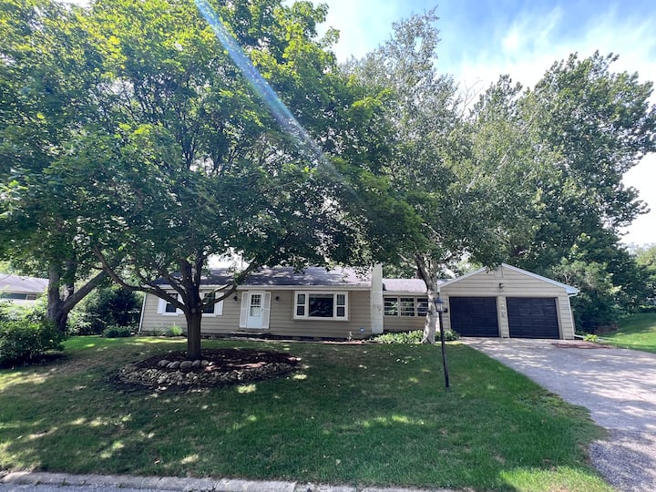 Peaceful 3 Bedroom Close To Almost Everything - Miller Park Zoo, Bloomington