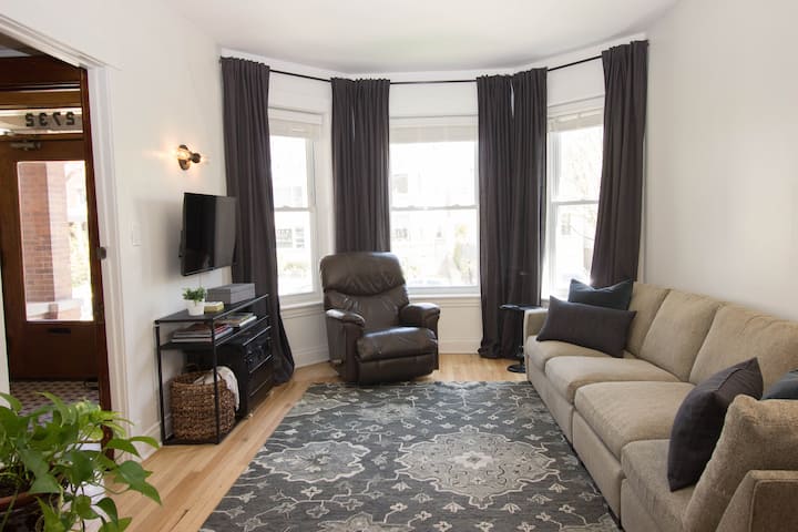 Serene Logan Sq Apt | Walk To Dining & Blue Line - South Austin - Chicago