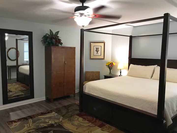 Maeson Room @ Square Inn - Wimberley, TX