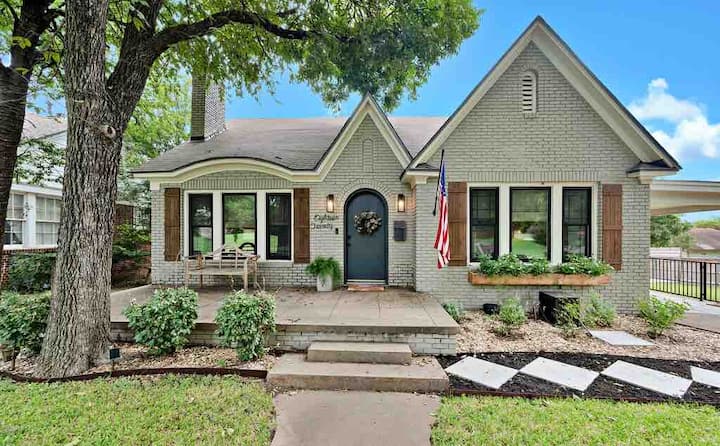 A Waco Trip To Remember At The Colonial Tudor! - ウェーコ, TX