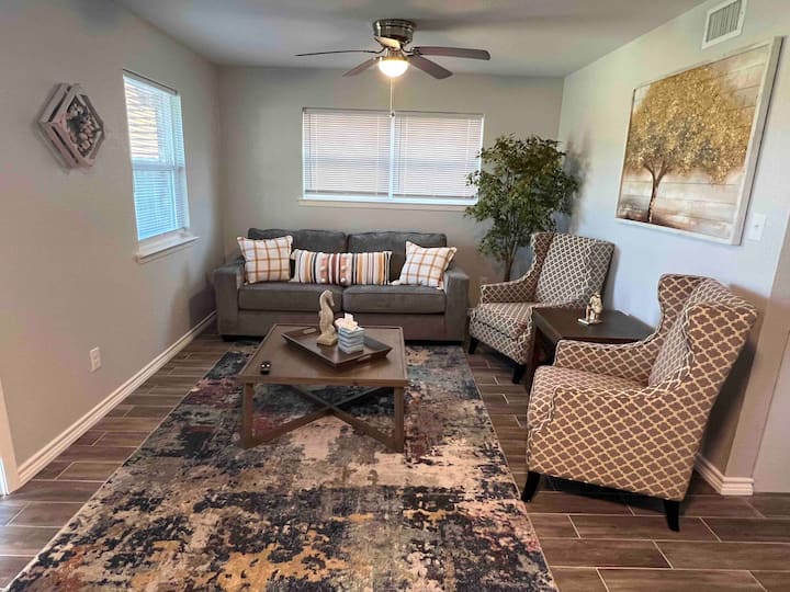Beautiful 2-bedroom Only 3 Minute Walk To Beach! - Galveston Island, TX