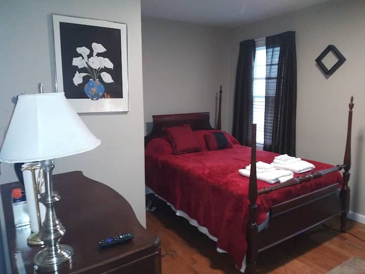 Apt 2 - Rm 2 Cable, Wifi, Laundry - Worcester, MA
