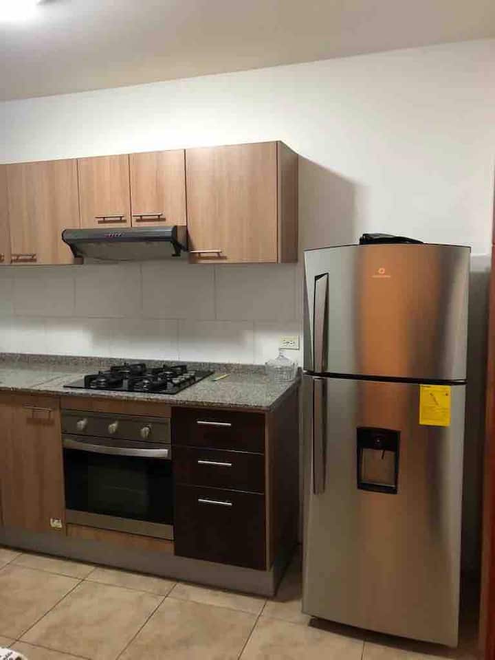 Apartamento Perfecta Ubicación En Quito. - Quito
