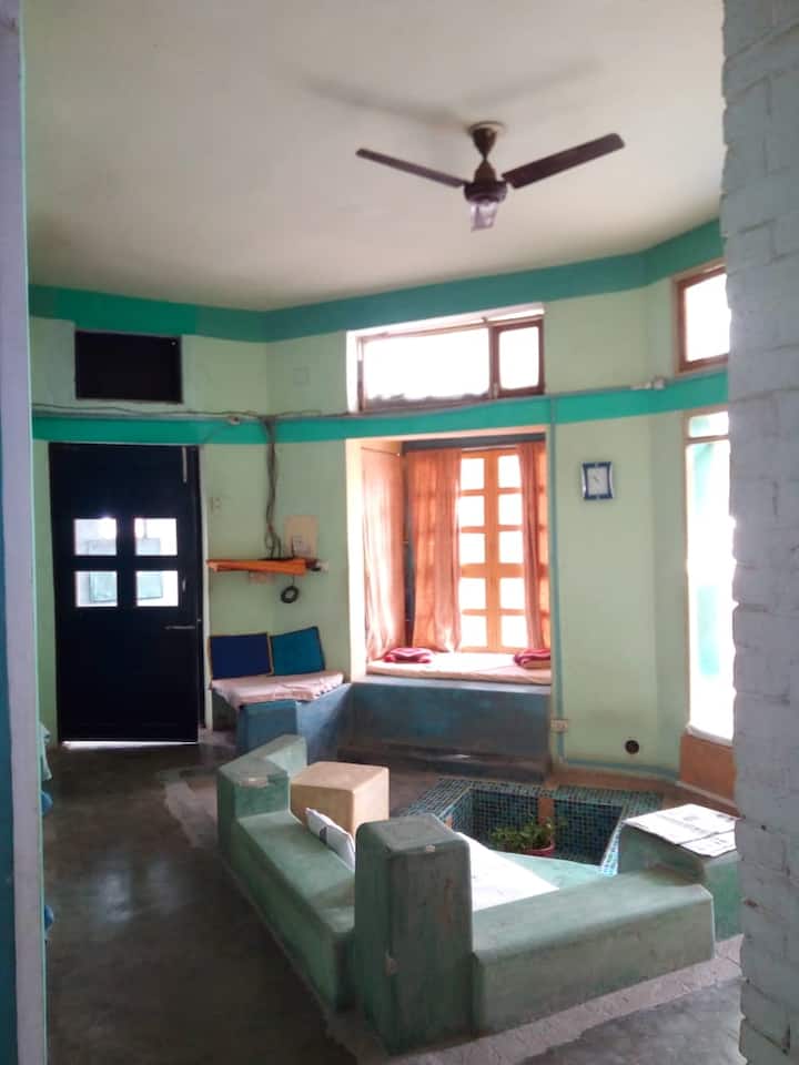 Cozy, Sunny Guesthouse On Safe, Friendly Campus 1 - 瓦拉那西