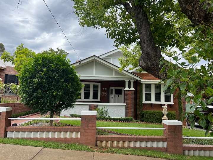 Old World Charm Home With Modern Conveniences - Wagga Wagga