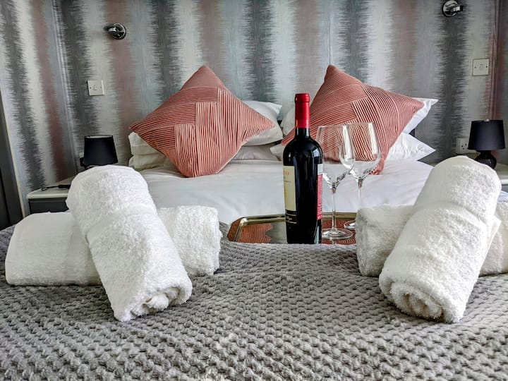 Beach Escape- Lovely 2 Bedroom Serviced Apartment - Bournemouth