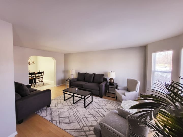 Spacious 4 Bed Room Suburban Home - Wheaton, IL