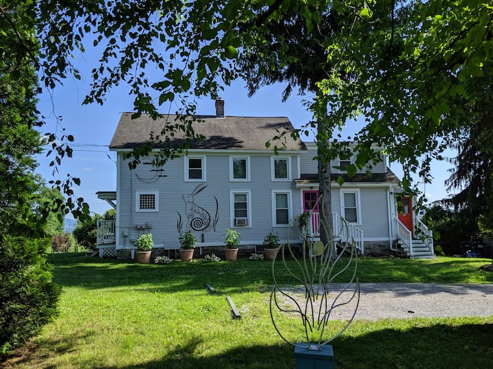 Harwood Hill Motel - Farmhouse Suite Down - Bennington, VT