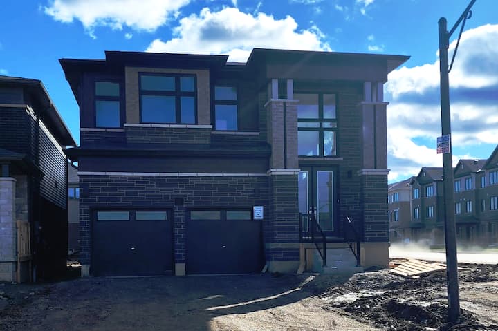 New Home In Brantford Ontario - Brantford, ON