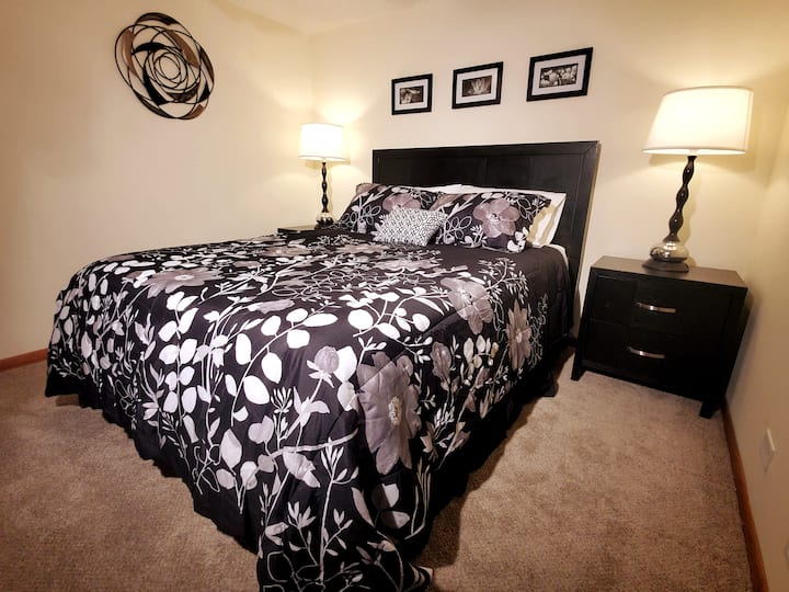 ~Fox River, Private Guest Suite, Laundry, Kitchen - Crystal Lake, IL