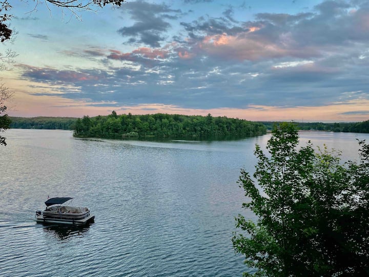 Rogers Pond Luxurious & Romantic Getaway - Big Rapids, MI