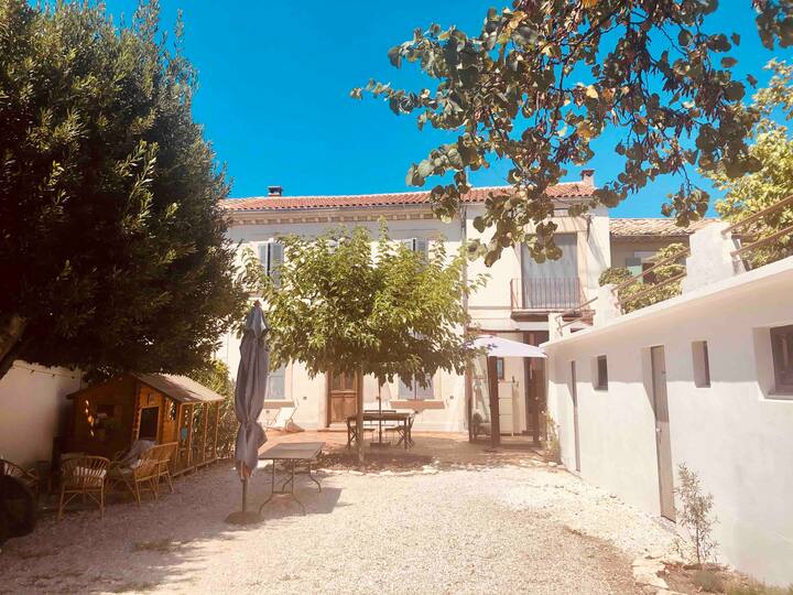 "Maison De Campagne En Ville" - Avignon