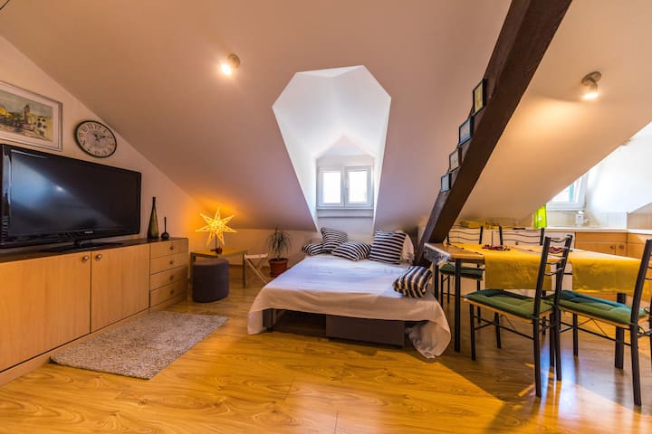 Attic Apartment 4 Mins From Centre - 斯普利特