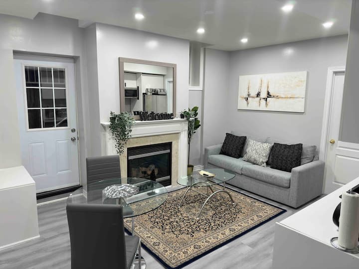 2 Bedroom Guest Suite With Fireplace And 3 Parking - Oakville
