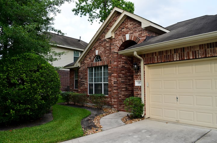 Amazing House At The Woodlands With A Great Yard! - The Woodlands, TX