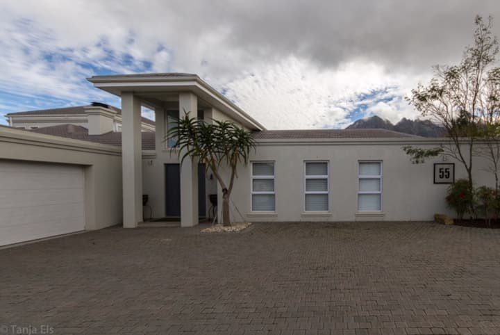 Modern Open Plan House On Golf Estate - Somerset West